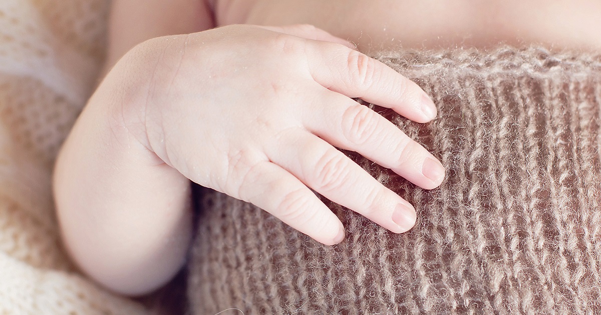 Little hands: What your newborn is trying to tell you - Breastmates Blog